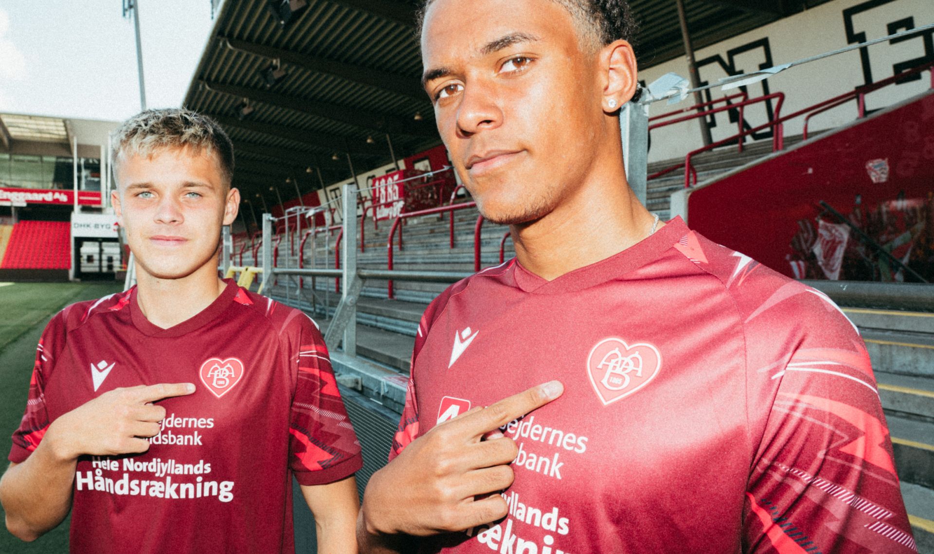 AaB Shoppen | Køb dit AaB spillertøj, klubdragt og tilbehør her